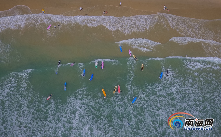 Pics | Wanning Riyue Bay comes to its surfing season - News - hiHainan
