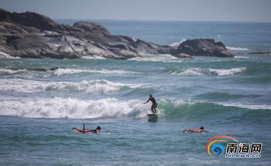 Pics | Wanning Riyue Bay comes to its surfing season - News - hiHainan