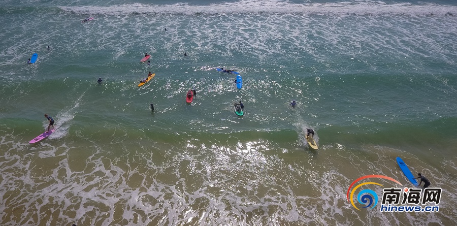 Pics | Wanning Riyue Bay comes to its surfing season - News - hiHainan