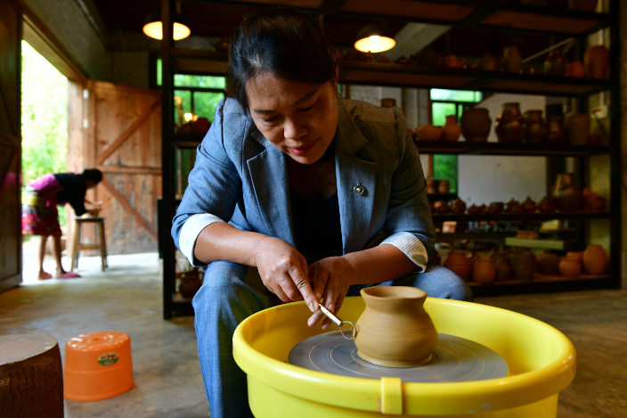 An all-female team injects new vitality to ancient Li pottery ...