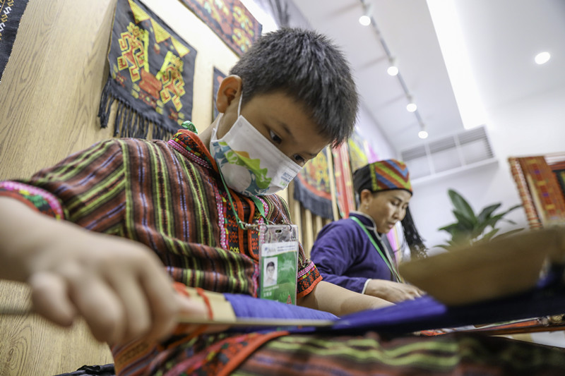 In Pics: Li Brocade spotlighted at the BFA - Focus on Hainan - hiHainan