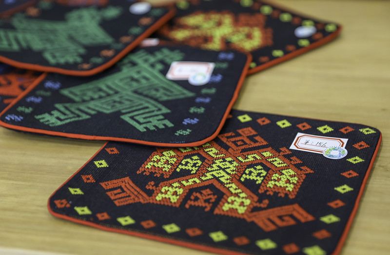 In Pics: Li Brocade spotlighted at the BFA - Focus on Hainan - hiHainan