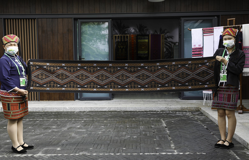 In Pics: Li Brocade spotlighted at the BFA - Focus on Hainan - hiHainan