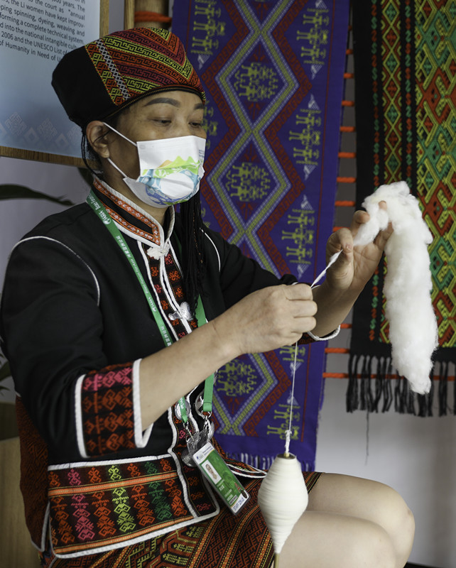 In Pics: Li Brocade spotlighted at the BFA - Focus on Hainan - hiHainan