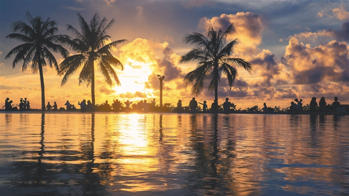 Life shimmers with color in the Haikou Bay area - Focus on Hainan ...