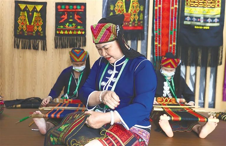 Wuzhishan joins Marangoni in cultivating Li Brocade fashion - Focus on ...