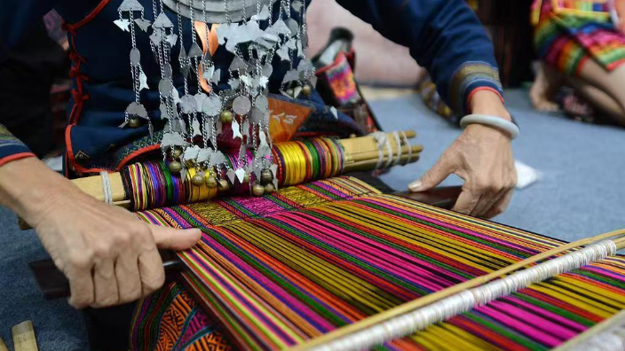 Traditional Li Textiles Weave Way Forward - Focus on Hainan - hiHainan
