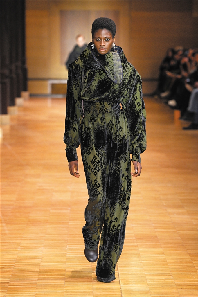 Hainan Li Brocade returns to Paris Fashion Week - Focus on Hainan ...